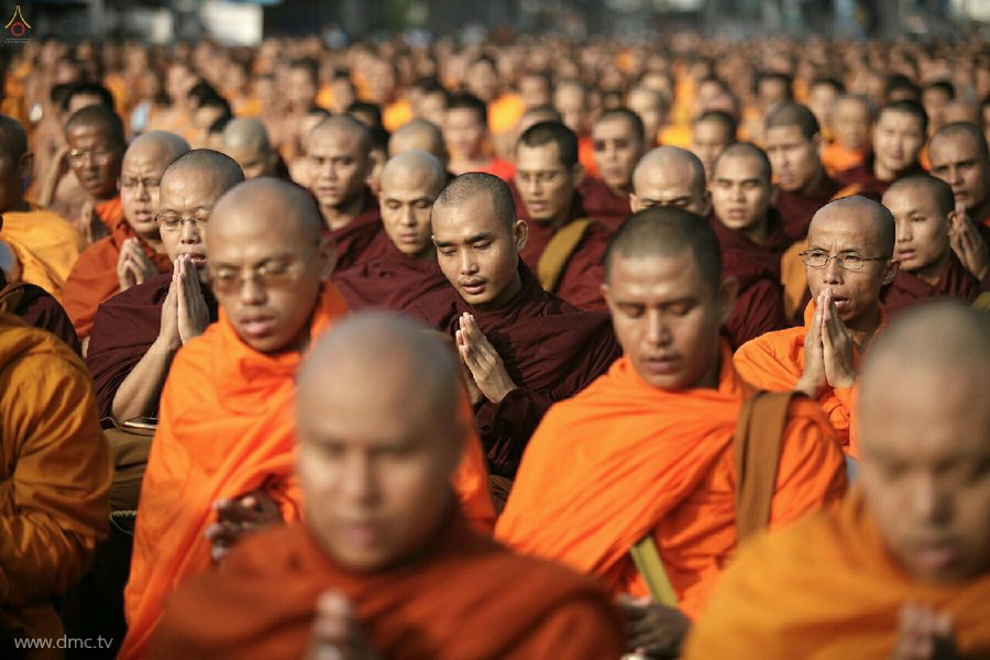 Ten Thousand Monks Receive Alms at Samut Sakhon