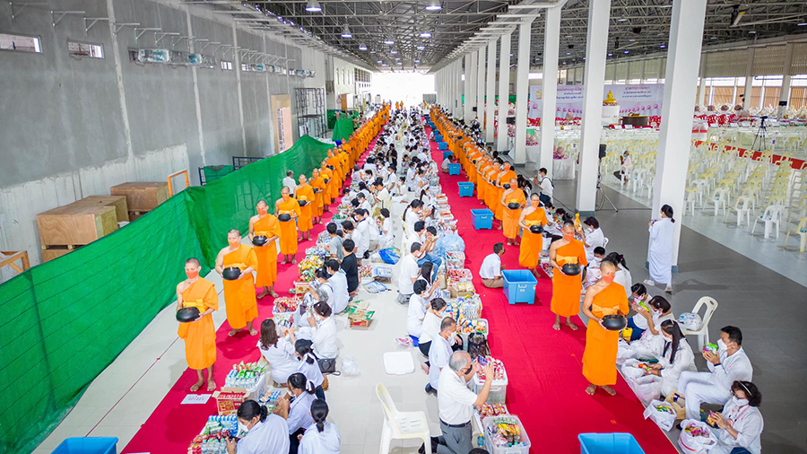 ศูนย์พุทธศาสตร์ศึกษา Dci จัดพิธีตักบาตรพระ 180 รูป