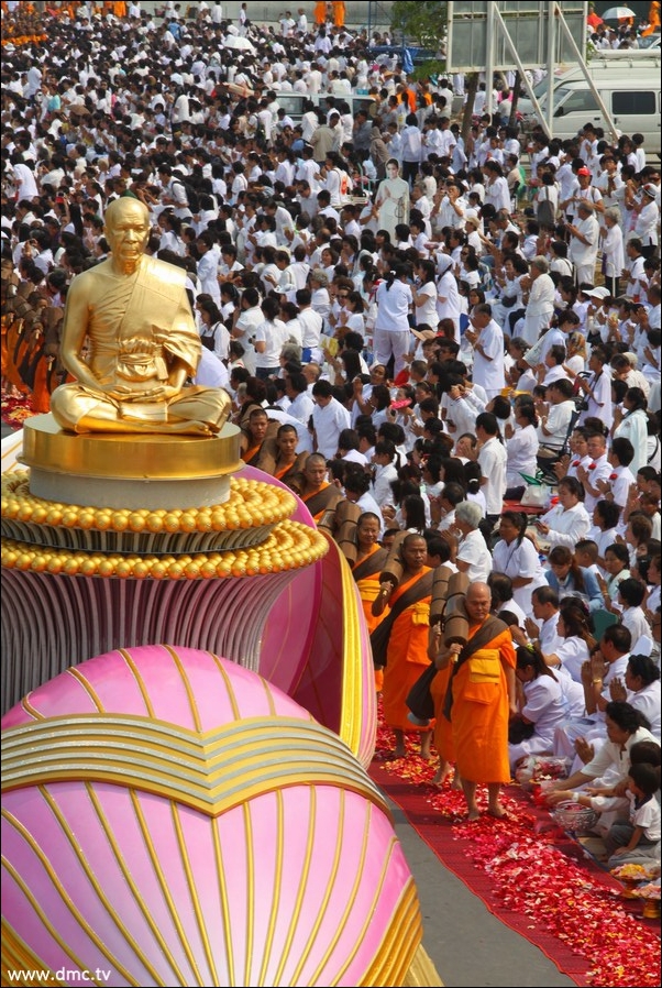 The Photo Collection of the Dhammachai Dhutanga of Inviting the Gold ...