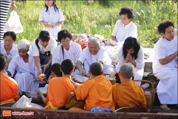 The photo collection of the Morning Alms Round at Thakha Floating Market