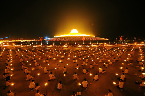 The ceremony of offering Magha Lantern Fund